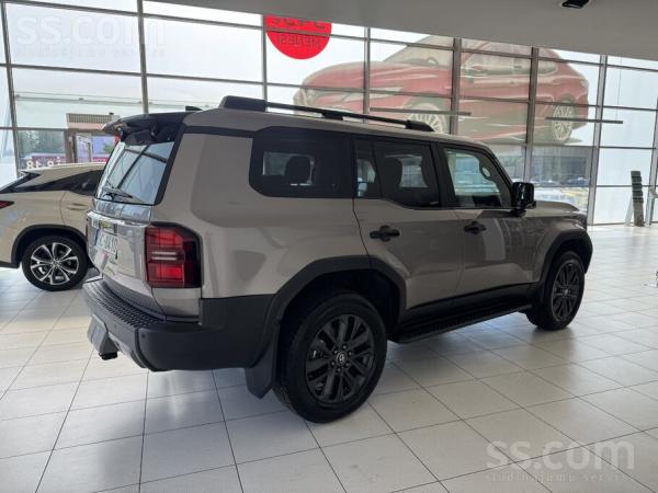 Grey Toyota Land Cruiser 2025 in Riga, with an engine capacity of 2.80 L and mileage of 20 thousand km for 82500 €, photo 4 on AUTOMOTO.COM.LV