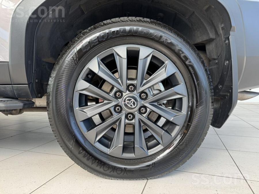 Grey Toyota Land Cruiser 2025 in Riga, with an engine capacity of 2.80 L and mileage of 20 thousand km for 82500 €, photo 8 on AUTOMOTO.COM.LV