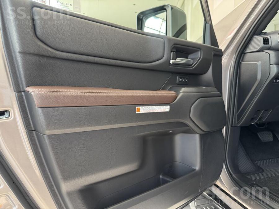 Grey Toyota Land Cruiser 2025 in Riga, with an engine capacity of 2.80 L and mileage of 20 thousand km for 82500 €, photo 11 on AUTOMOTO.COM.LV