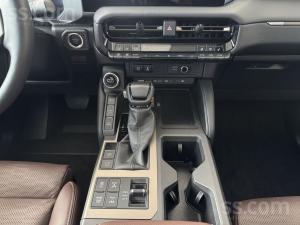 Grey Toyota Land Cruiser 2025 in Riga, with an engine capacity of 2.80 L and mileage of 20 thousand km for 82500 €, photo 18 on AUTOMOTO.COM.LV