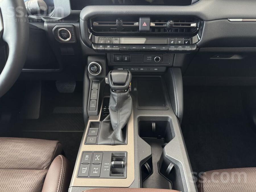 Grey Toyota Land Cruiser 2025 in Riga, with an engine capacity of 2.80 L and mileage of 20 thousand km for 82500 €, photo 18 on AUTOMOTO.COM.LV