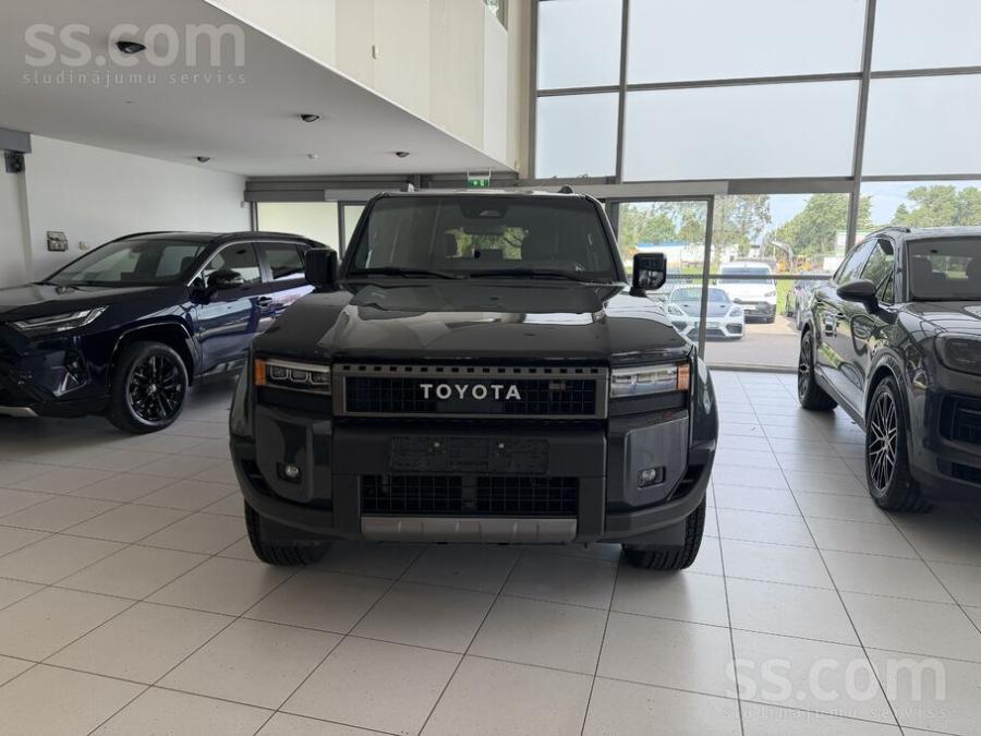 Pelēks Toyota Land Cruiser 2025 Rīga, ar dzinēja tilpumu 2.80 L un nobraukumu 17 tūkst. km par 79900 €, foto 3 vietnē AUTOMOTO.COM.LV