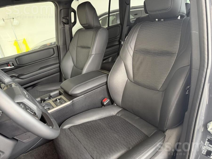 Pelēks Toyota Land Cruiser 2025 Rīga, ar dzinēja tilpumu 2.80 L un nobraukumu 17 tūkst. km par 79900 €, foto 10 vietnē AUTOMOTO.COM.LV