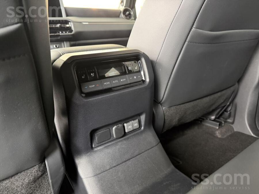 Pelēks Toyota Land Cruiser 2025 Rīga, ar dzinēja tilpumu 2.80 L un nobraukumu 17 tūkst. km par 79900 €, foto 12 vietnē AUTOMOTO.COM.LV