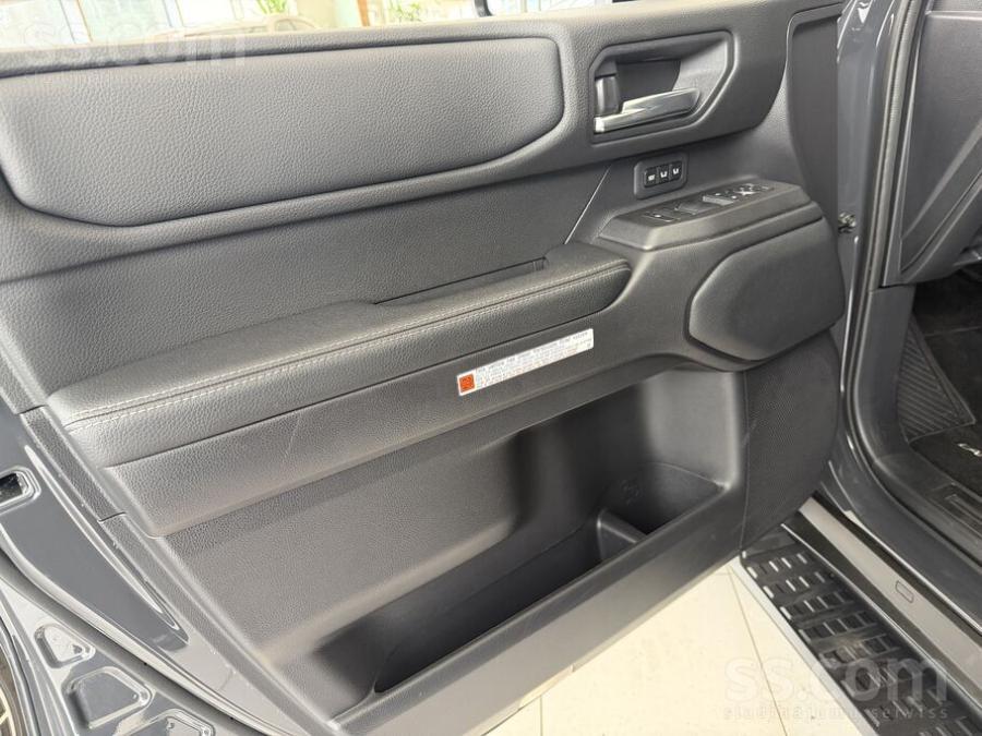 Pelēks Toyota Land Cruiser 2025 Rīga, ar dzinēja tilpumu 2.80 L un nobraukumu 17 tūkst. km par 79900 €, foto 14 vietnē AUTOMOTO.COM.LV