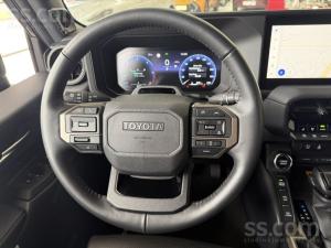 Pelēks Toyota Land Cruiser 2025 Rīga, ar dzinēja tilpumu 2.80 L un nobraukumu 17 tūkst. km par 79900 €, foto 27 vietnē AUTOMOTO.COM.LV
