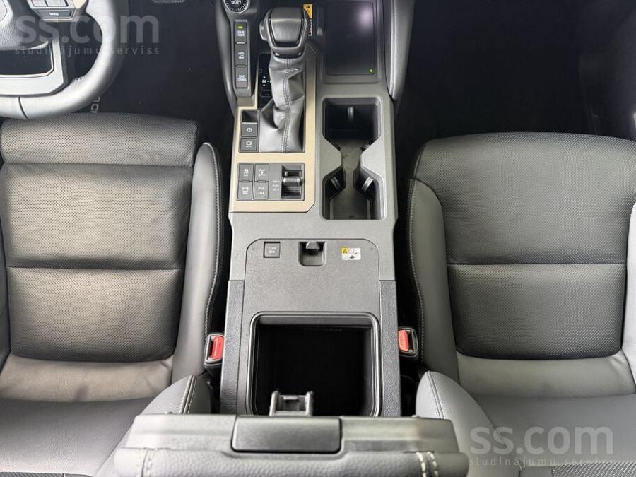 Pelēks Toyota Land Cruiser 2025 Rīga, ar dzinēja tilpumu 2.80 L un nobraukumu 17 tūkst. km par 79900 €, foto 31 vietnē AUTOMOTO.COM.LV