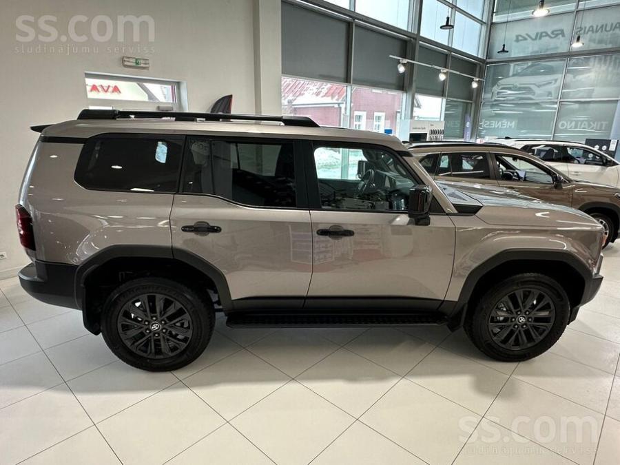 Grey Toyota Land Cruiser 2026 in Jekabpils, with an engine capacity of 2.80 L and mileage of 10 thousand km for 82500 €, photo 4 on AUTOMOTO.COM.LV