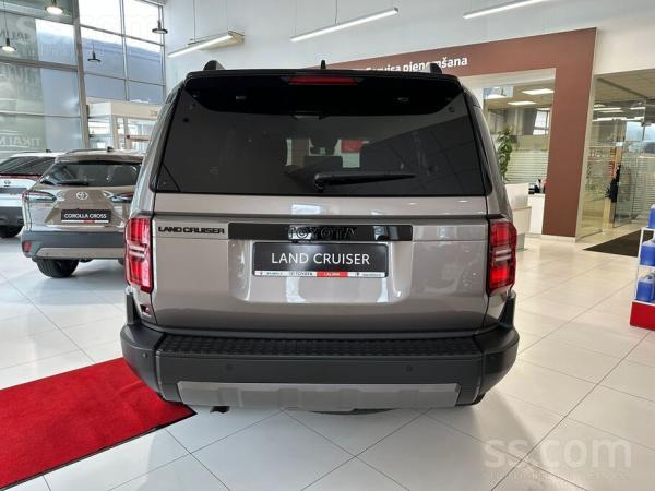 Grey Toyota Land Cruiser 2026 in Jekabpils, with an engine capacity of 2.80 L and mileage of 10 thousand km for 82500 €, photo 6 on AUTOMOTO.COM.LV