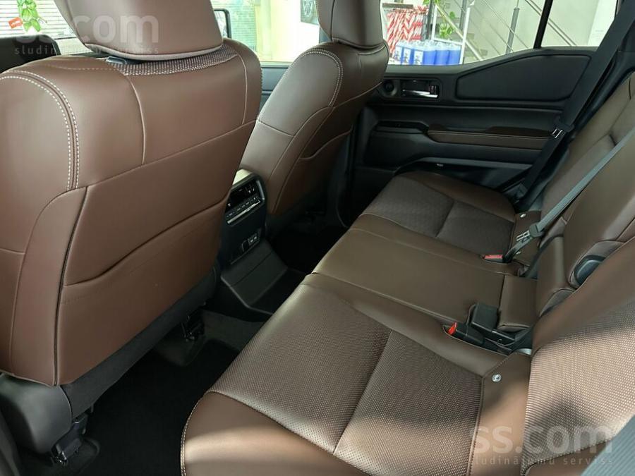 Grey Toyota Land Cruiser 2026 in Jekabpils, with an engine capacity of 2.80 L and mileage of 10 thousand km for 82500 €, photo 11 on AUTOMOTO.COM.LV