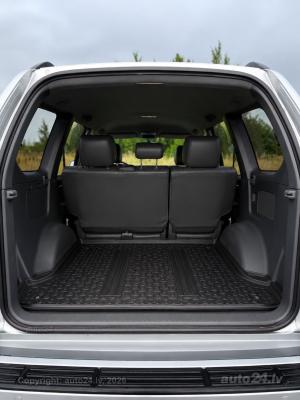 Grey Toyota Land Cruiser 2006 in Tallinn, with an engine capacity of 3.00 L and mileage of 223 thousand km for 9490 €, photo 10 on AUTOMOTO.COM.LV