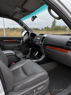 Grey Toyota Land Cruiser 2006 in Tallinn, with an engine capacity of 3.00 L and mileage of 223 thousand km for 9490 €, photo 12 on AUTOMOTO.COM.LV