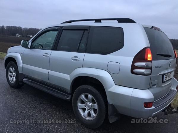 Grey Toyota Land Cruiser 2007 in Tartu, with an engine capacity of 3.00 L and mileage of 300 thousand km for 8990 €, photo 9 on AUTOMOTO.COM.LV