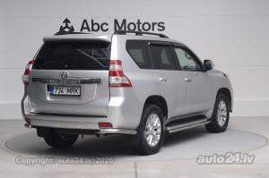 Pelēks Toyota Land Cruiser 2017 Tallina, ar dzinēja tilpumu 2.80 L un nobraukumu 90 tūkst. km par 42990 €, foto 4 vietnē AUTOMOTO.COM.LV