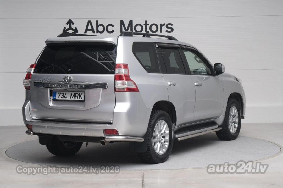 Pelēks Toyota Land Cruiser 2017 Tallina, ar dzinēja tilpumu 2.80 L un nobraukumu 90 tūkst. km par 42990 €, foto 4 vietnē AUTOMOTO.COM.LV