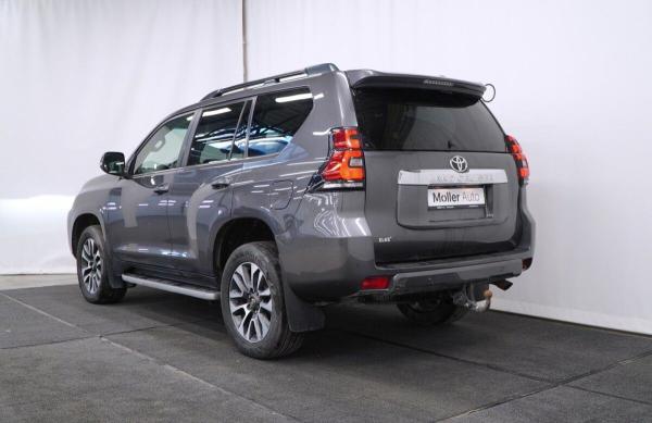 Pelēks Toyota Land Cruiser 2022 Tallina, ar dzinēja tilpumu 2.80 L un nobraukumu 115 tūkst. km par 50400 €, foto 2 vietnē AUTOMOTO.COM.LV