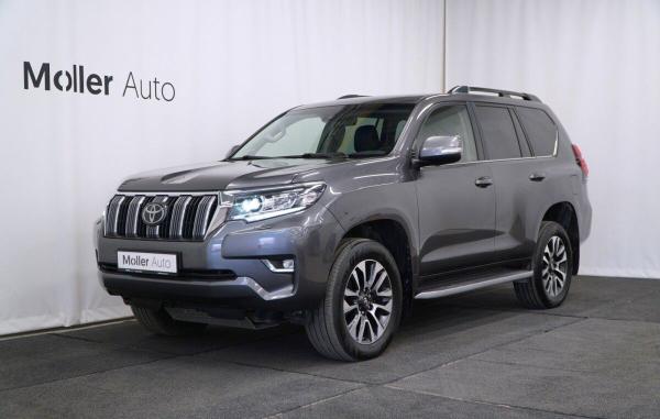 Pelēks Toyota Land Cruiser 2022 Tallina, ar dzinēja tilpumu 2.80 L un nobraukumu 115 tūkst. km par 50400 €, foto 4 vietnē AUTOMOTO.COM.LV