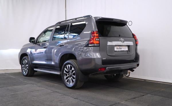 Pelēks Toyota Land Cruiser 2022 Tallina, ar dzinēja tilpumu 2.80 L un nobraukumu 115 tūkst. km par 50400 €, foto 7 vietnē AUTOMOTO.COM.LV
