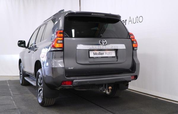 Pelēks Toyota Land Cruiser 2022 Tallina, ar dzinēja tilpumu 2.80 L un nobraukumu 115 tūkst. km par 50400 €, foto 8 vietnē AUTOMOTO.COM.LV