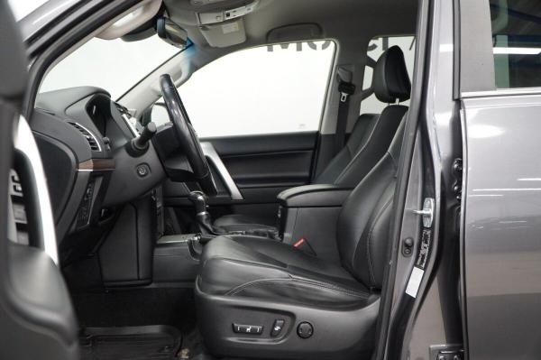 Pelēks Toyota Land Cruiser 2022 Tallina, ar dzinēja tilpumu 2.80 L un nobraukumu 115 tūkst. km par 50400 €, foto 9 vietnē AUTOMOTO.COM.LV
