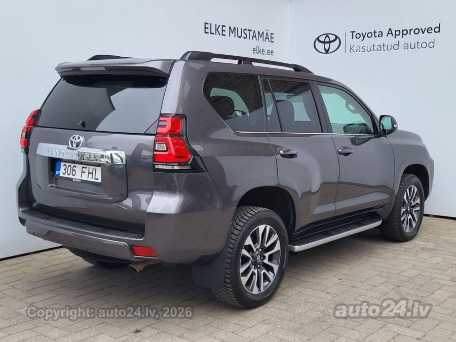 Pelēks Toyota Land Cruiser 2023 Tallina, ar dzinēja tilpumu 2.76 L un nobraukumu 94 tūkst. km par 57995 €, foto 2 vietnē AUTOMOTO.COM.LV