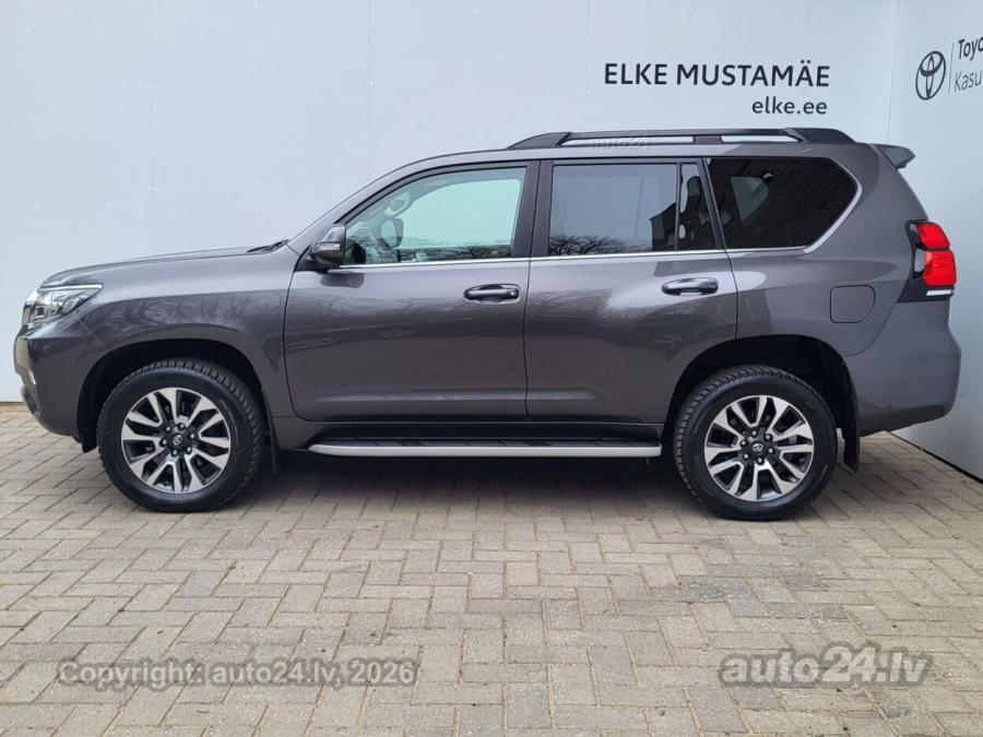 Pelēks Toyota Land Cruiser 2023 Tallina, ar dzinēja tilpumu 2.76 L un nobraukumu 94 tūkst. km par 57995 €, foto 3 vietnē AUTOMOTO.COM.LV
