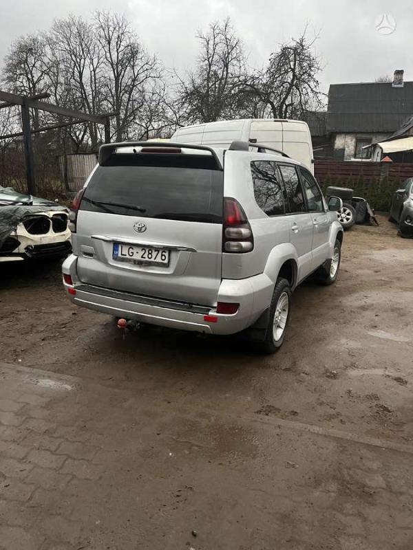 Pelēks Toyota Land Cruiser Prado 2007 Viļņa, ar dzinēja tilpumu 0.30 L un nobraukumu 370 tūkst. km par 4800 €, foto 4 vietnē AUTOMOTO.COM.LV