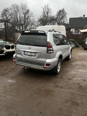 Pelēks Toyota Land Cruiser Prado 2007 Viļņa, ar dzinēja tilpumu 0.30 L un nobraukumu 370 tūkst. km par 4800 €, foto 4 vietnē AUTOMOTO.COM.LV