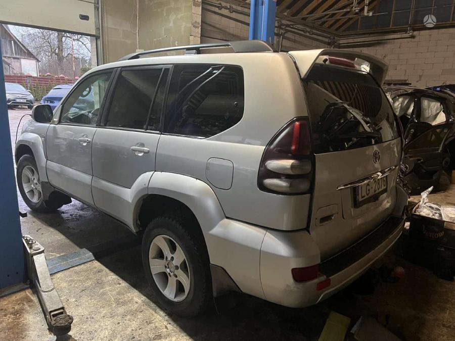 Pelēks Toyota Land Cruiser Prado 2007 Viļņa, ar dzinēja tilpumu 0.30 L un nobraukumu 370 tūkst. km par 4800 €, foto 13 vietnē AUTOMOTO.COM.LV