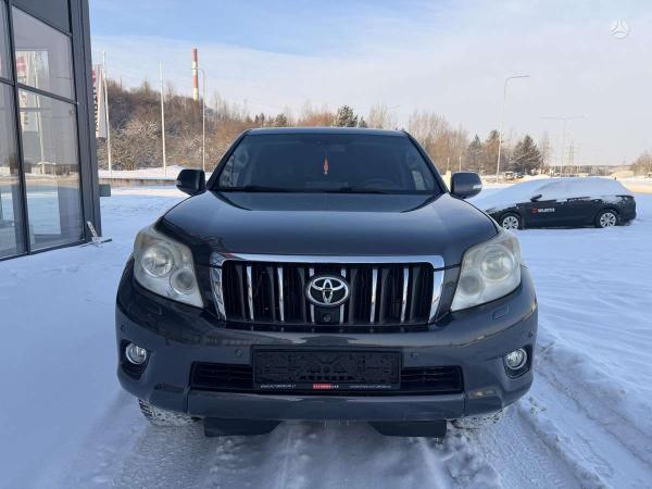 Pelēks Toyota Land Cruiser Prado 2010 Viļņa, ar dzinēja tilpumu 2.98 L un nobraukumu 375 tūkst. km par 14250 €, foto 2 vietnē AUTOMOTO.COM.LV
