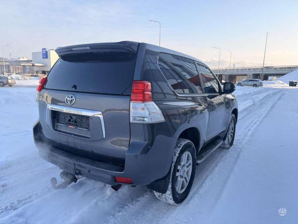 Pelēks Toyota Land Cruiser Prado 2010 Viļņa, ar dzinēja tilpumu 2.98 L un nobraukumu 375 tūkst. km par 14250 €, foto 4 vietnē AUTOMOTO.COM.LV