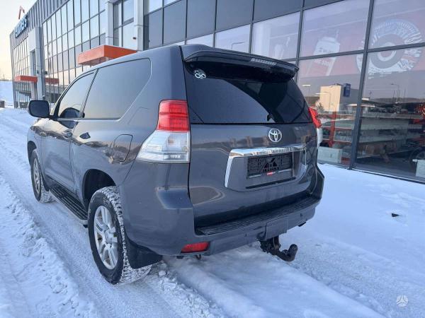 Pelēks Toyota Land Cruiser Prado 2010 Viļņa, ar dzinēja tilpumu 2.98 L un nobraukumu 375 tūkst. km par 14250 €, foto 6 vietnē AUTOMOTO.COM.LV