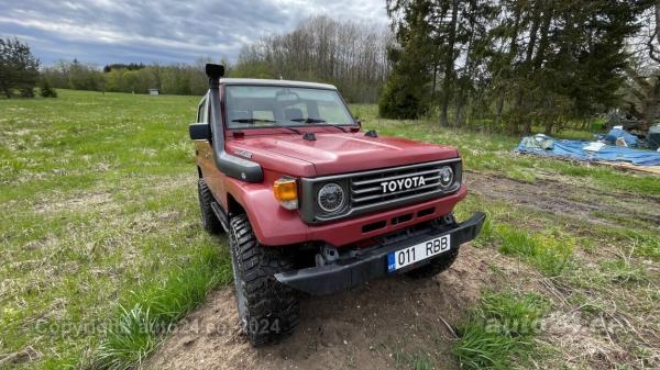 Red Toyota Land Cruiser 1987 in Tallinn, with an engine capacity of 2.50 L and mileage of 0 thousand km for 22000 €, photo 2 on AUTOMOTO.COM.LV