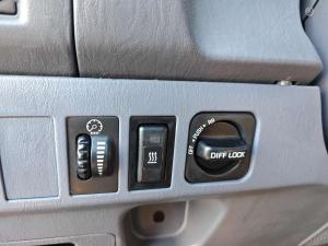 Sarkans Toyota Land Cruiser 2002 Viļņa, ar dzinēja tilpumu 3.00 L un nobraukumu 400 tūkst. km par 7500 €, foto 27 vietnē AUTOMOTO.COM.LV