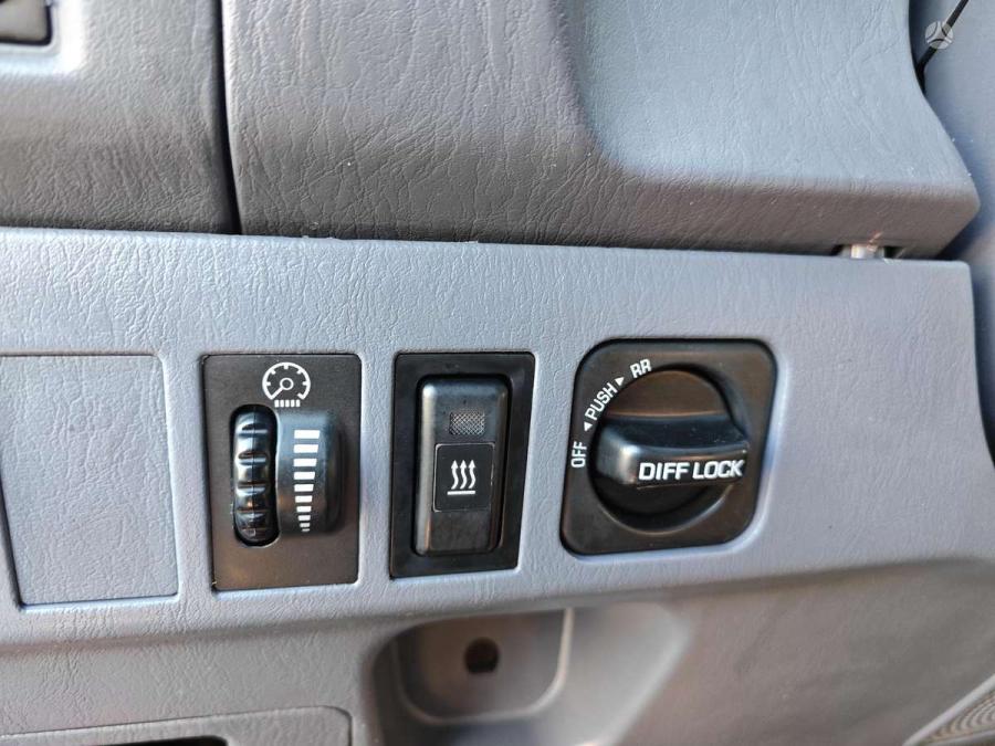 Sarkans Toyota Land Cruiser 2002 Viļņa, ar dzinēja tilpumu 3.00 L un nobraukumu 400 tūkst. km par 7500 €, foto 27 vietnē AUTOMOTO.COM.LV