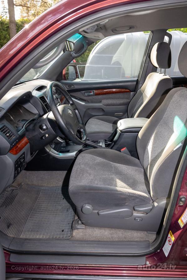 Red Toyota Land Cruiser 2004 in Tallinn, with an engine capacity of 3.00 L and mileage of 227 thousand km for 10700 €, photo 8 on AUTOMOTO.COM.LV