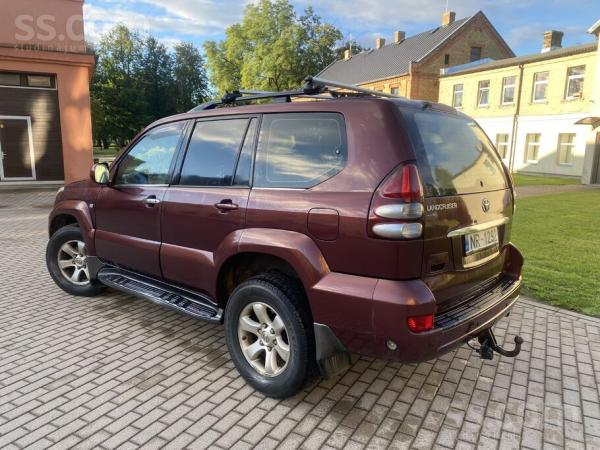 Red Toyota Land Cruiser 2004 in Dobele, with an engine capacity of 4.00 L and mileage of 339 thousand km for 6900 €, photo 1 on AUTOMOTO.COM.LV