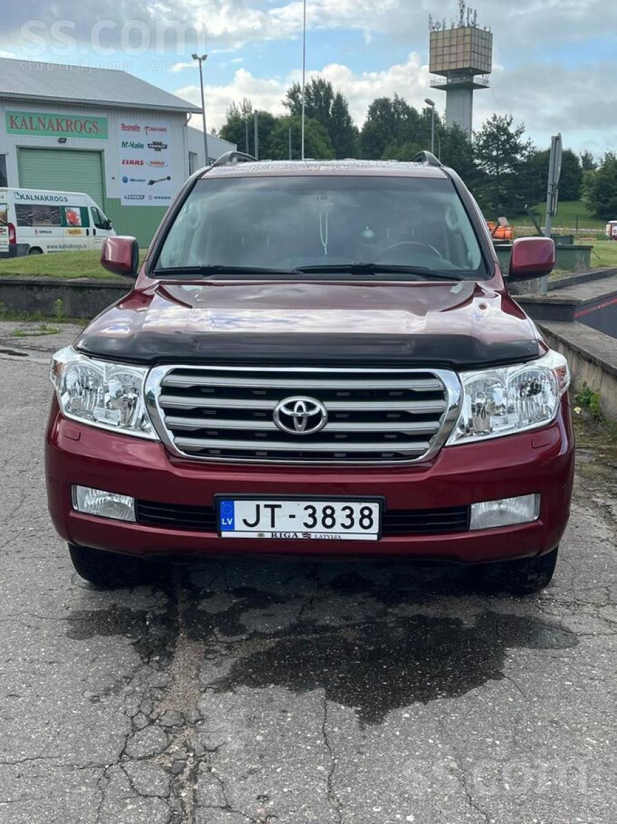 Red Toyota Land Cruiser 2008 in Riga, with an engine capacity of 4.50 L and mileage of 397 thousand km for 24750 €, photo 1 on AUTOMOTO.COM.LV