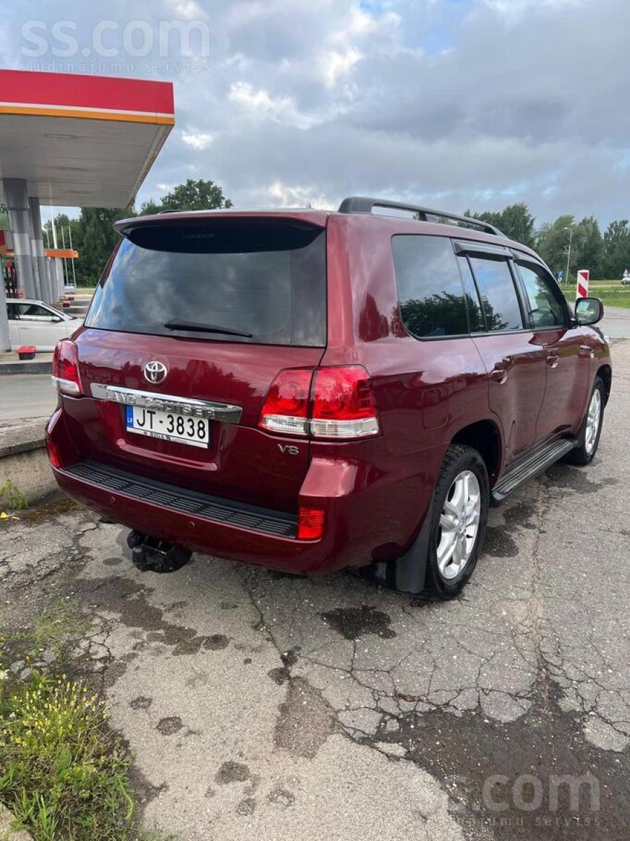 Red Toyota Land Cruiser 2008 in Riga, with an engine capacity of 4.50 L and mileage of 397 thousand km for 24750 €, photo 3 on AUTOMOTO.COM.LV
