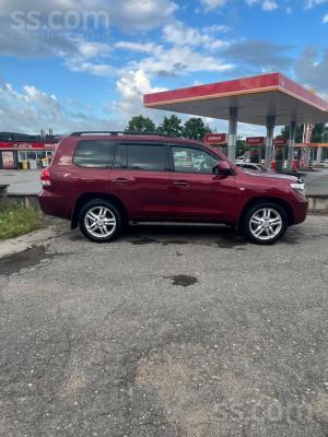 Red Toyota Land Cruiser 2008 in Riga, with an engine capacity of 4.50 L and mileage of 397 thousand km for 24750 €, photo 4 on AUTOMOTO.COM.LV