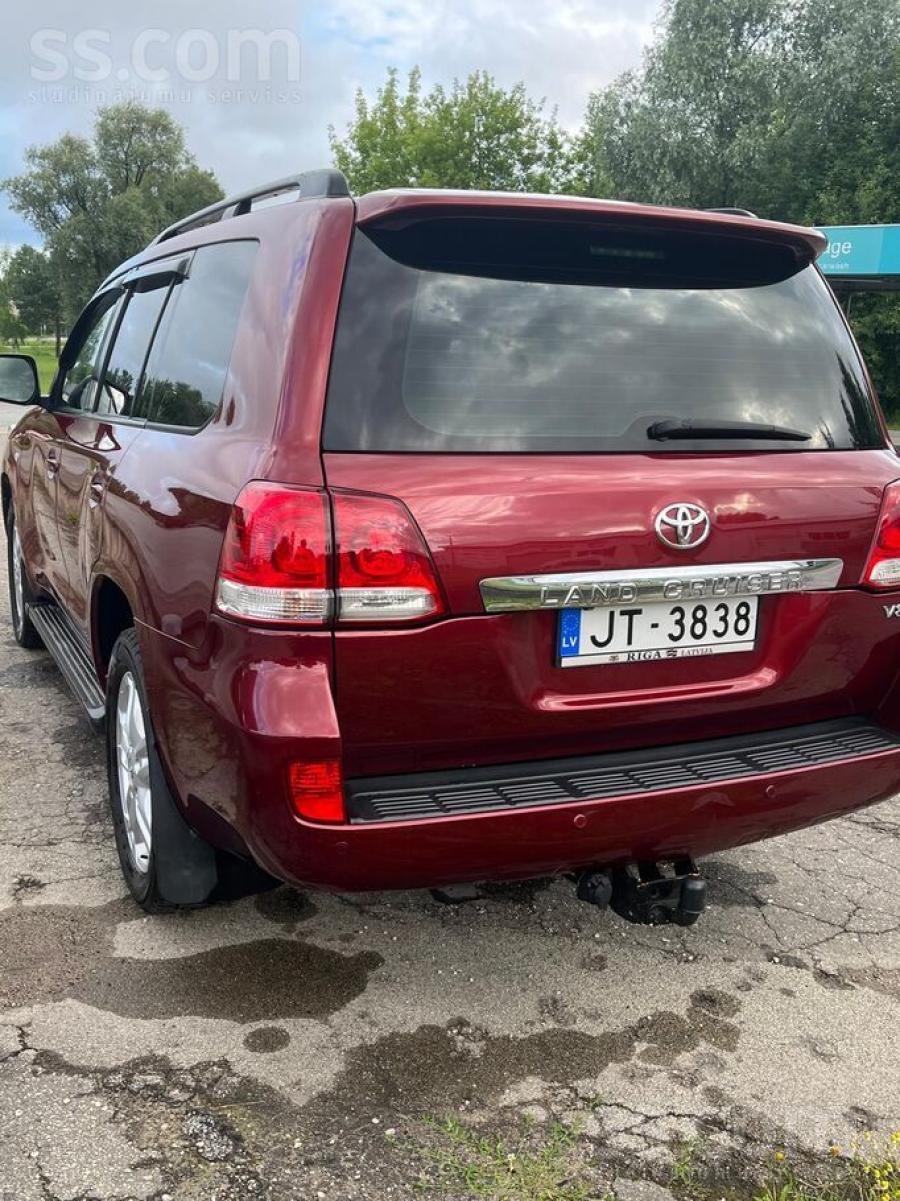 Red Toyota Land Cruiser 2008 in Riga, with an engine capacity of 4.50 L and mileage of 397 thousand km for 24750 €, photo 5 on AUTOMOTO.COM.LV