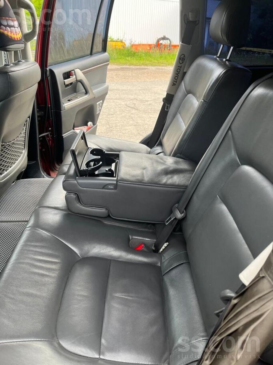 Red Toyota Land Cruiser 2008 in Riga, with an engine capacity of 4.50 L and mileage of 397 thousand km for 24750 €, photo 7 on AUTOMOTO.COM.LV