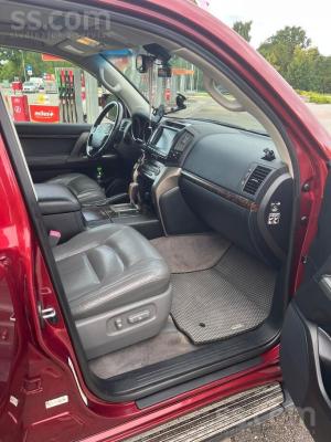 Red Toyota Land Cruiser 2008 in Riga, with an engine capacity of 4.50 L and mileage of 397 thousand km for 24750 €, photo 8 on AUTOMOTO.COM.LV