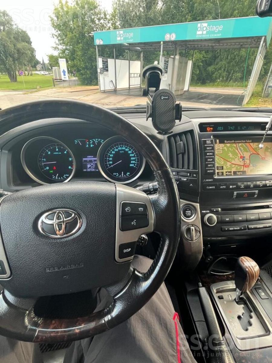 Red Toyota Land Cruiser 2008 in Riga, with an engine capacity of 4.50 L and mileage of 397 thousand km for 24750 €, photo 12 on AUTOMOTO.COM.LV
