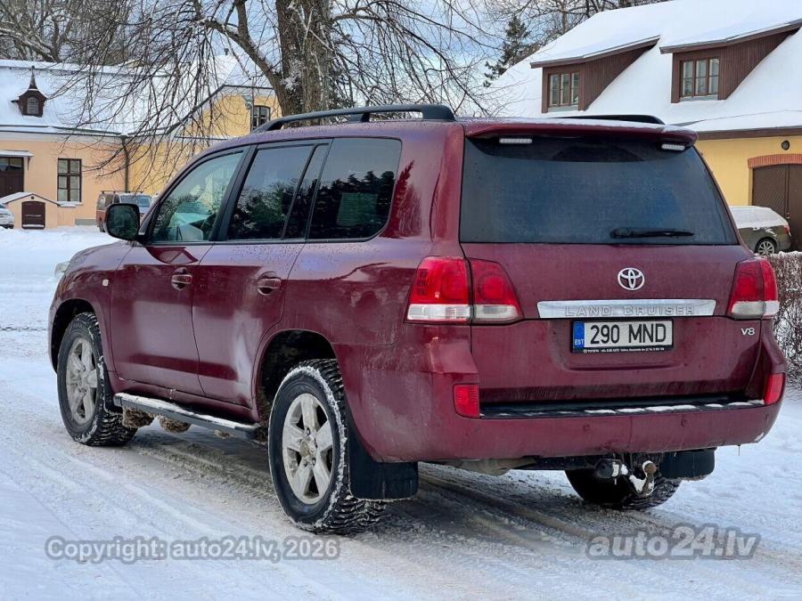 Red Toyota Land Cruiser 2010 in Tallinn, with an engine capacity of 4.50 L and mileage of 0 thousand km for 25000 €, photo 3 on AUTOMOTO.COM.LV