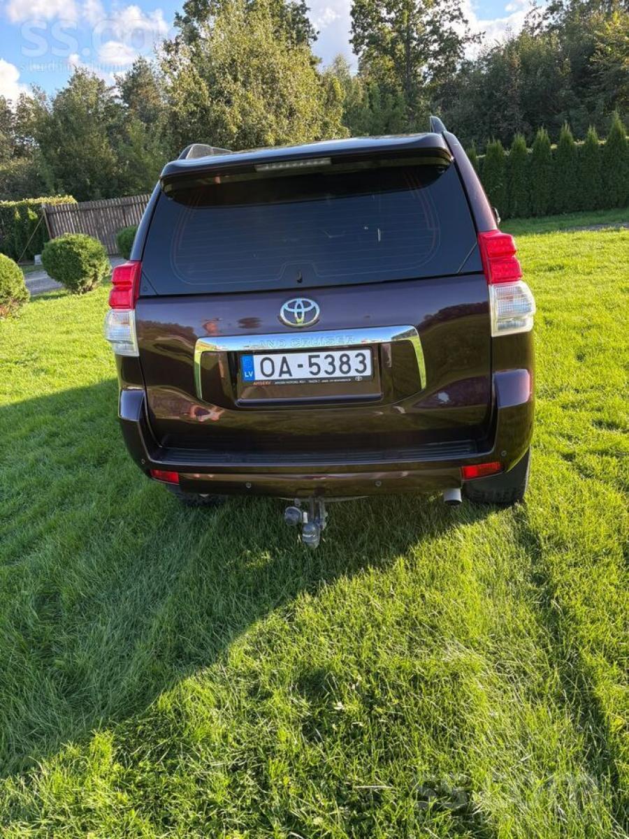 Sarkans Toyota Land Cruiser 2012 Rīga, ar dzinēja tilpumu 3.00 L un nobraukumu 174 tūkst. km par 23500 €, foto 6 vietnē AUTOMOTO.COM.LV