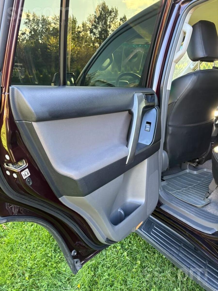 Sarkans Toyota Land Cruiser 2012 Rīga, ar dzinēja tilpumu 3.00 L un nobraukumu 174 tūkst. km par 23500 €, foto 13 vietnē AUTOMOTO.COM.LV