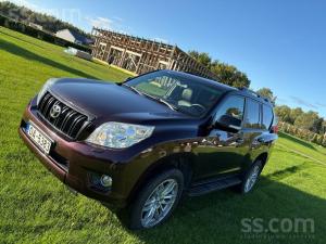 Sarkans Toyota Land Cruiser 2012 Rīga, ar dzinēja tilpumu 3.00 L un nobraukumu 174 tūkst. km par 20000 €, foto  vietnē AUTOMOTO.COM.LV