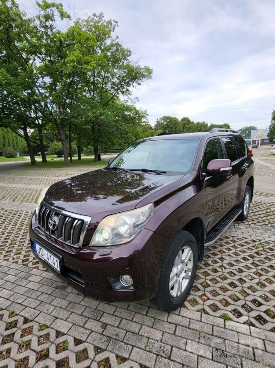 Red Toyota Land Cruiser 2013 in Ventspils, with an engine capacity of 3.00 L and mileage of 271 thousand km for 23500 €, photo 1 on AUTOMOTO.COM.LV