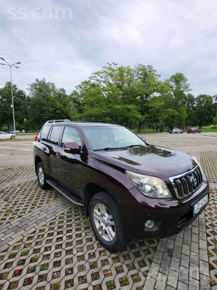 Red Toyota Land Cruiser 2013 in Ventspils, with an engine capacity of 3.00 L and mileage of 271 thousand km for 23500 €, photo 3 on AUTOMOTO.COM.LV